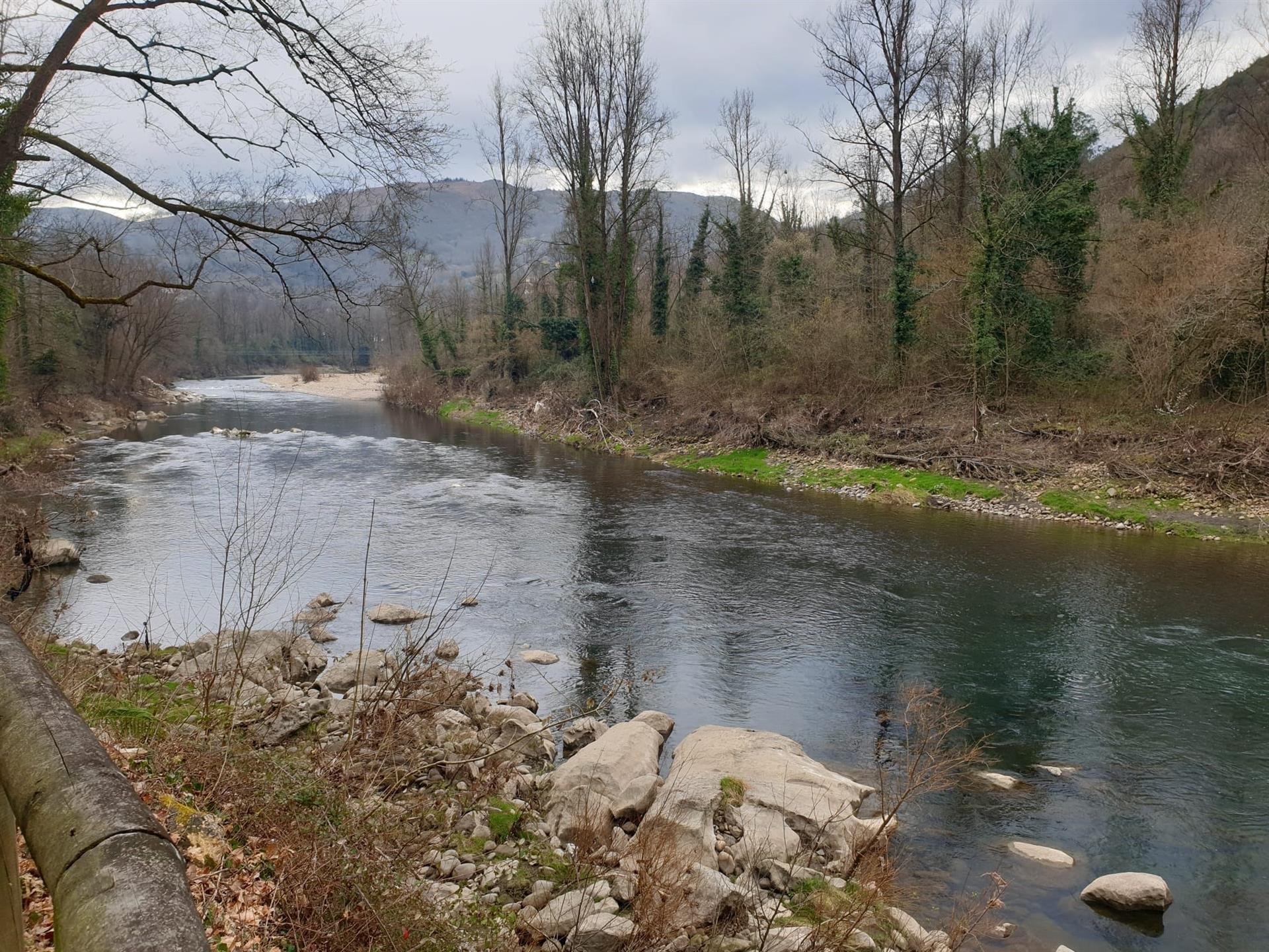 El río Narcea se encuentra en situación de alerta en su desembocadura ...