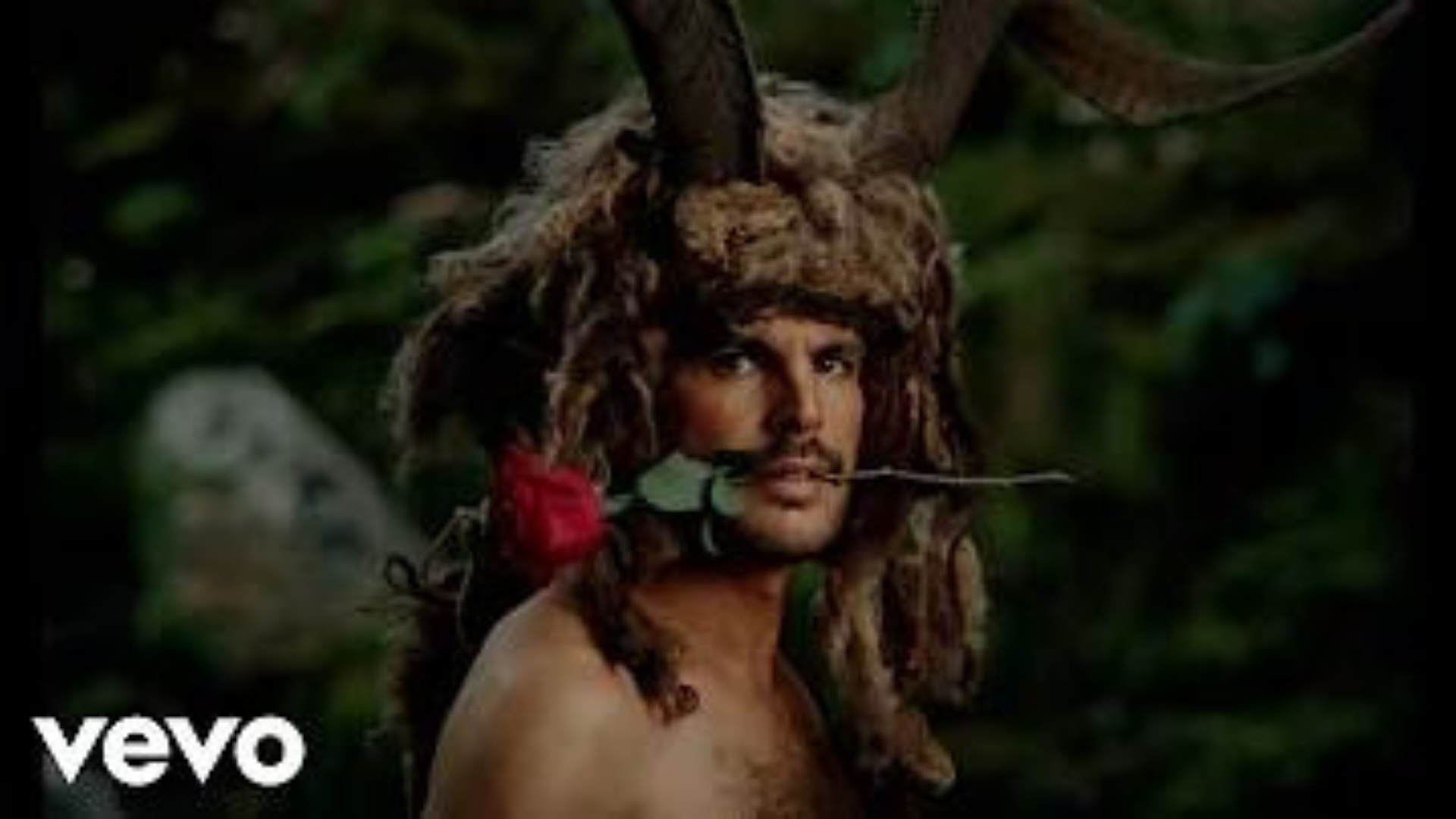 Rodrigo Cuevas se convierte en el Busgosu en su nuevo tema, 'Casares ...