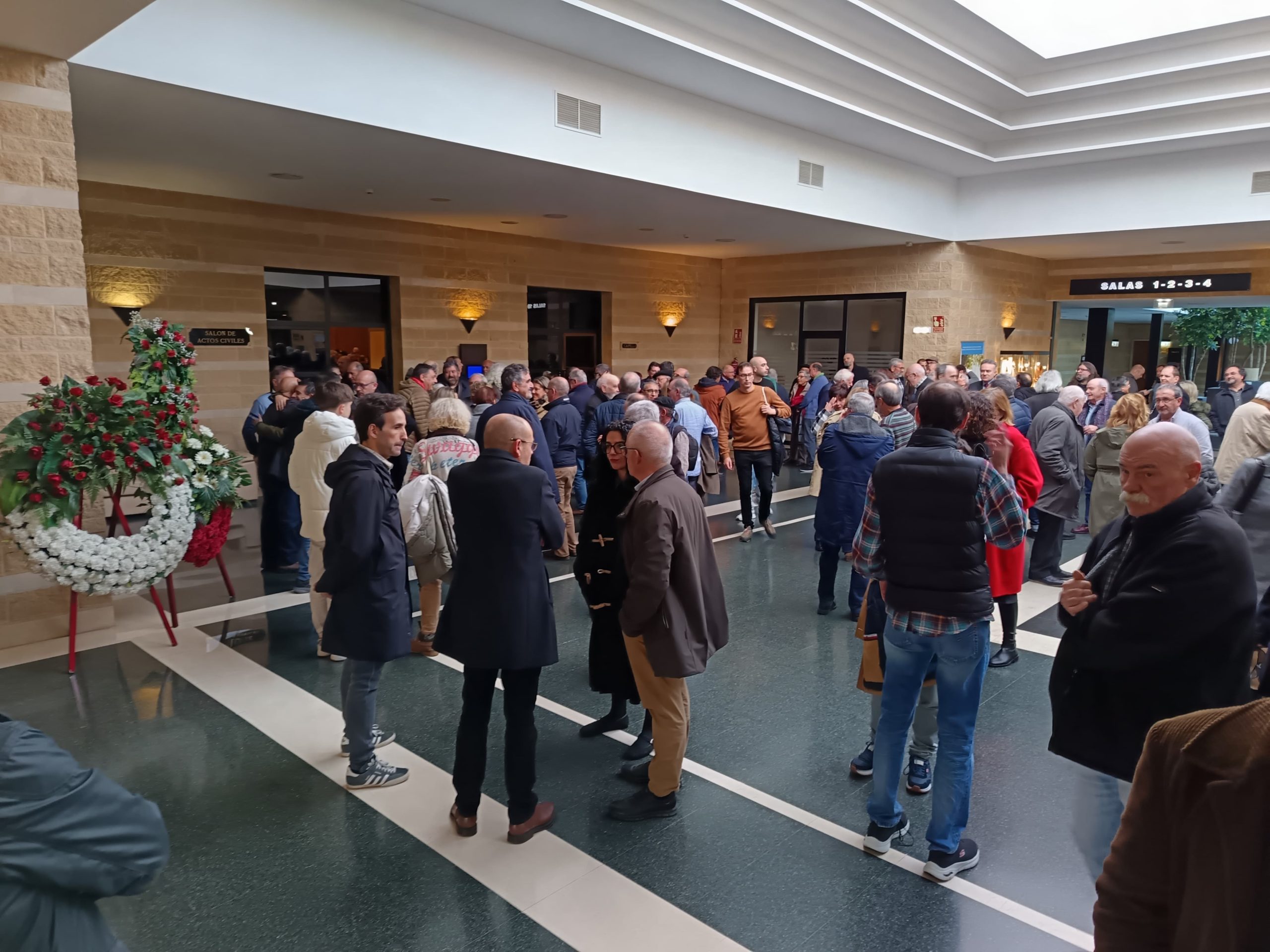 El economista David M. Rivas recibe una multitudinaria y emotiva ...