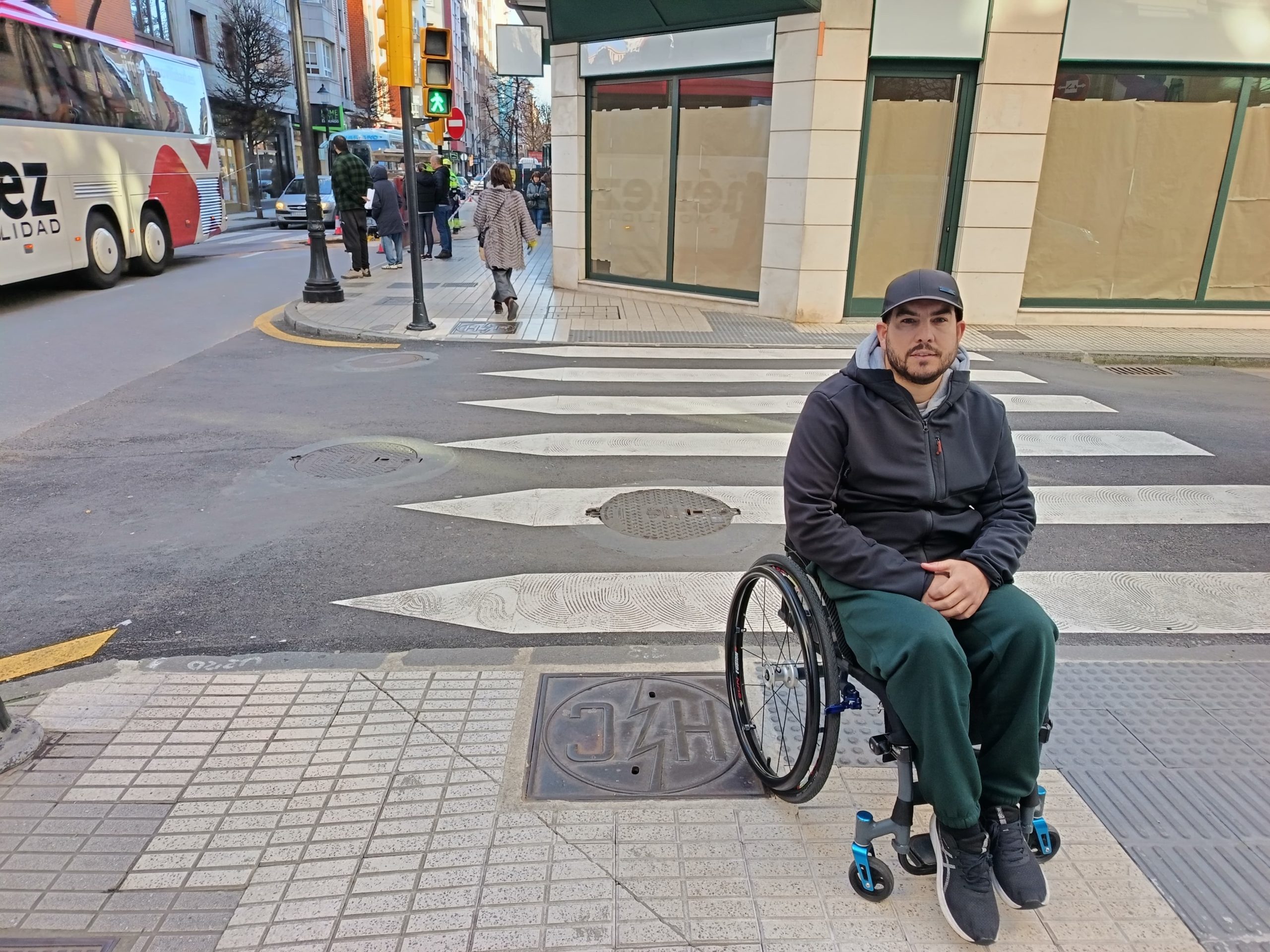 La vida desde una silla de ruedas en Gijón: «Es una ciudad accesible ...