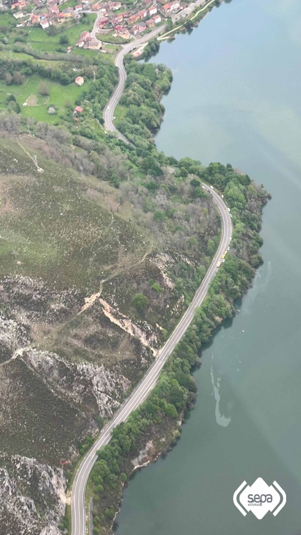 Un piloto se salva de una caída de un helicóptero del SEPA en el embalse de Tanes - miGijón